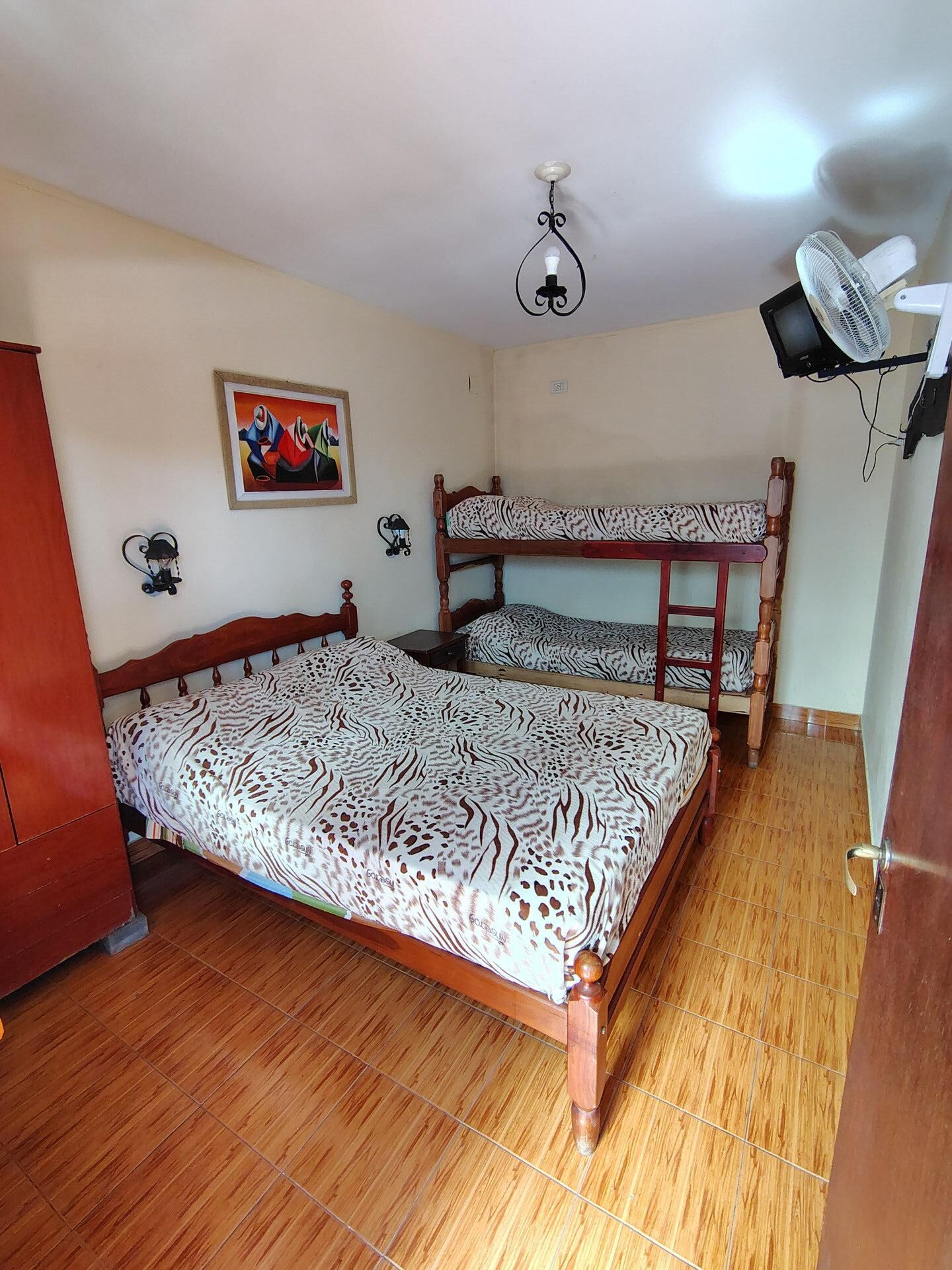 Hostel Salta por Siempre, Hotel en Ciudad De Salta para 5 personas con con cochera - 0n5w - El ...